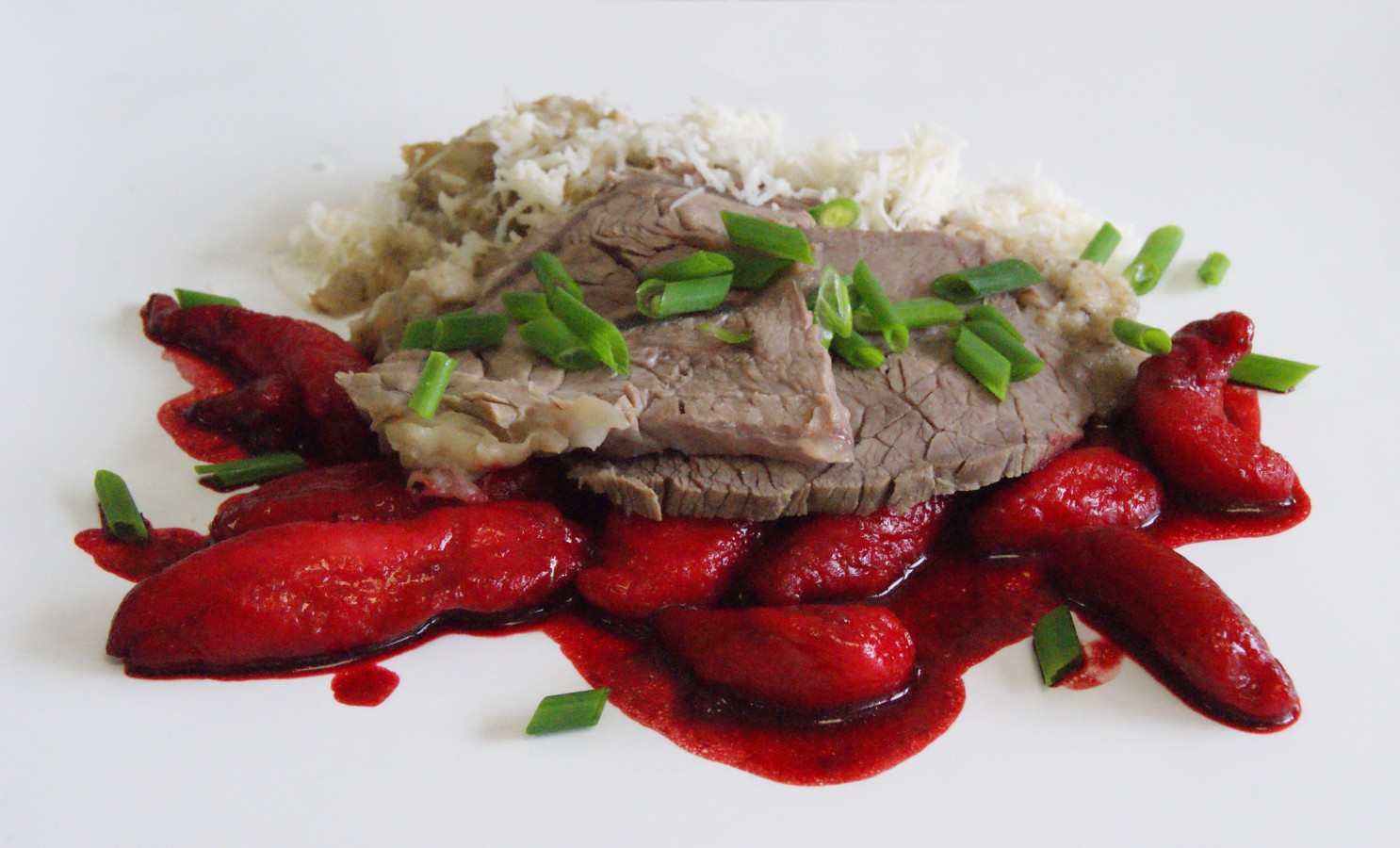 Gekochtes Schulterscherzl auf noblem Semmelkren mit Rote Rüben ...